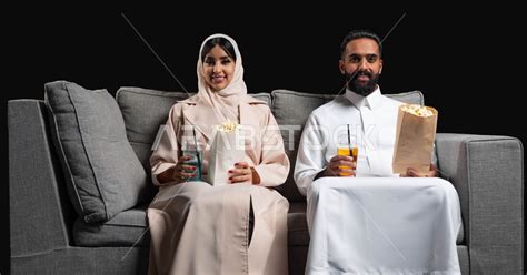 ايماءات السرور والسعادة، الاستمتاع بقضاء أوقات رومانسية، تناول الفوشار
