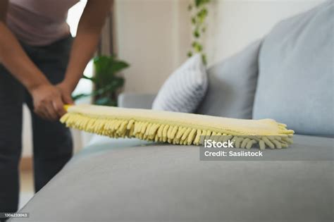 거실에서 마이크로 화이버 천 먼지로 소파를 청소하는 여성 집에서 집안일을 하는 여자 가구에 대한 스톡 사진 및 기타 이미지