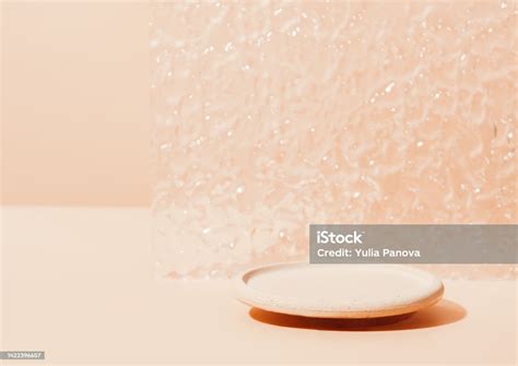 중립 베이지 색 배경에 최소한의 현대 제품 디스플레이 둥근 콘크리트 연단과 유리 문 신제품 프로모션 판매 프리젠 테이션을위한