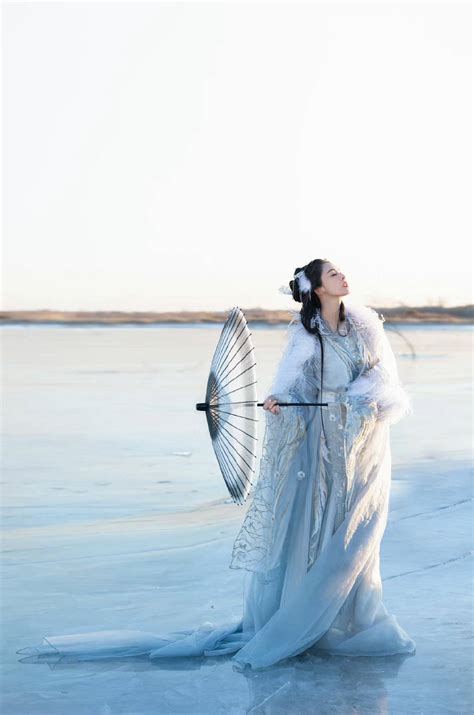 古力娜扎冰面仙羽写真 身着唯美长裙清冷动人 搜狐大视野 搜狐新闻