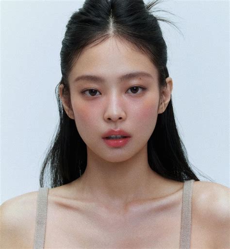 BLACKPINKs Jennie Kim Sultry Poses On Instagram