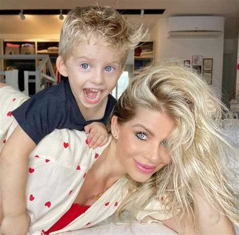 Karina Bacchi Comemora Chegada Da Sexta Ao Lado Do Filho Enrico Vogue