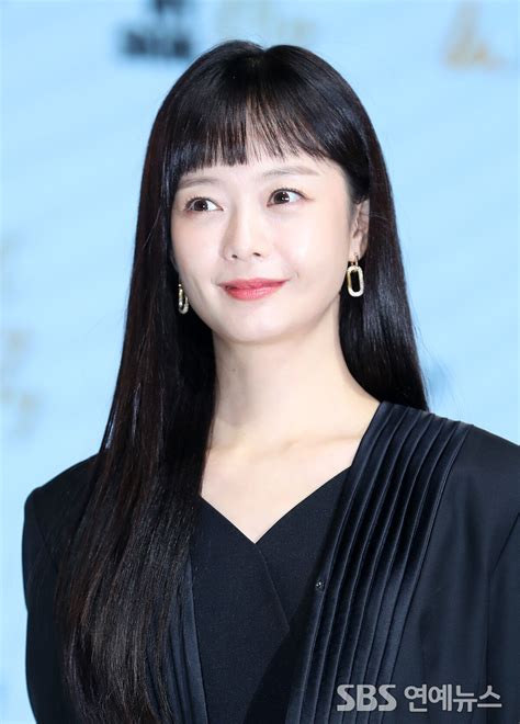 E포토 전소민 조명에 더 빛나는 백옥 피부