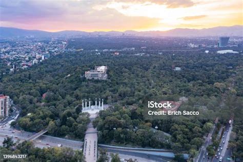 Chapultepec 공원의 공중 무인 항공기보기 배경에있는 도시 멕시코 시티 멕시코 차풀테펙 공원에 대한 스톡 사진 및 기타