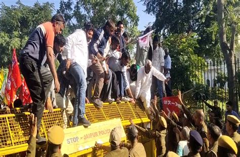 किसानों ने खोला केंद्र सरकार के खिलाफ मोर्चा शहीद स्मारक पर बैरिकेट्स