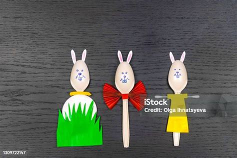 숟가락과 색깔의 종이에서 부활절 토끼를 만드는 방법 종이 공예를하고 Diy의 개념 단계별 사진 지침 5단계 생분해성 숟가락으로