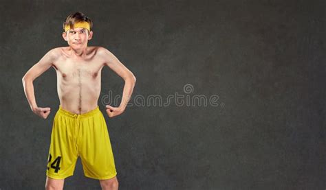 Uomo Nudo Sottile Divertente In Abiti Sportivi Fotografia Stock