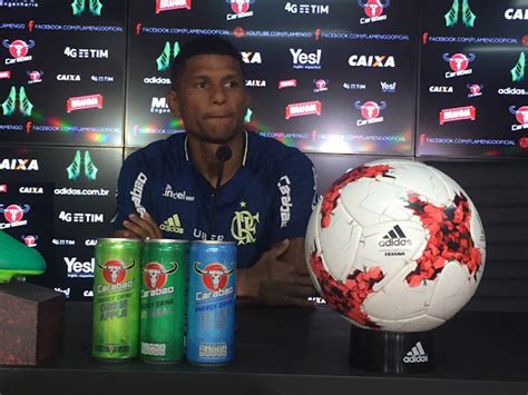 Deus é Flamengo Em alta a torcida Márcio Araújo celebra três anos do gol contra o vasco