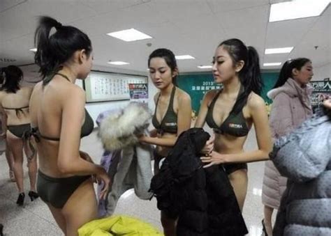 空姐面試堪比選美大賽，居然還有比基尼？航空高管們都在想啥呢？ 每日頭條
