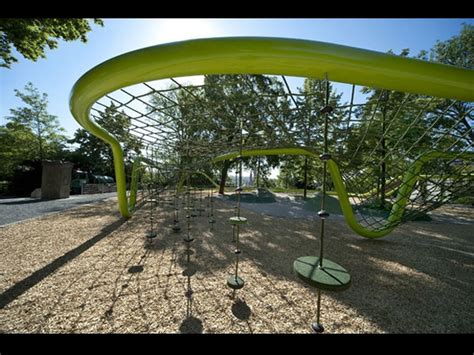 Parques infantis cores e design atraem crianças para áreas públicas