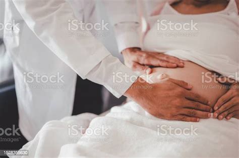 의사는 병원이나 진료소에서 아기와 산모의 임신 건강 검진을 검사합니다 25 29세에 대한 스톡 사진 및 기타 이미지 25