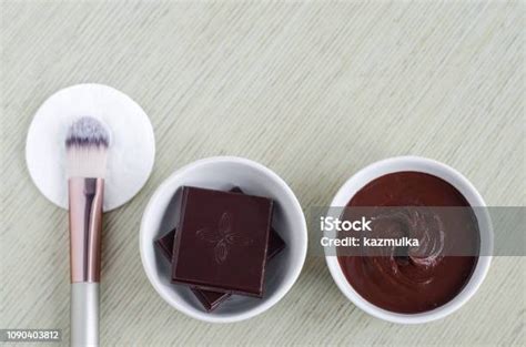 작은 흰색 그릇 Diy 코코아 얼굴 마스크 집에서 만드는 아름다움 치료입니다 보기 상위 공간을 복사 합니다 0명에 대한 스톡 사진 및 기타 이미지 Istock