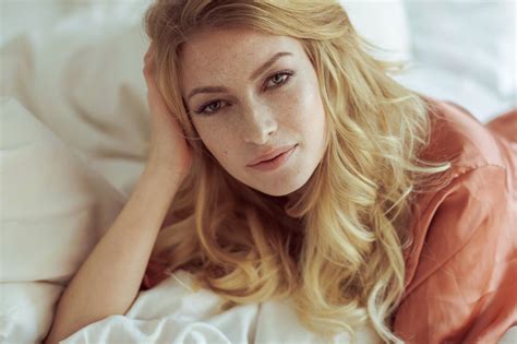 배경 화면 얼굴 여자들 초상화 금발의 긴 머리 뷰어를보고 사진술 정면에 누워 사람 피부 수퍼 모델 소녀 아름다움 눈 레이디 헤어 스타일 인물