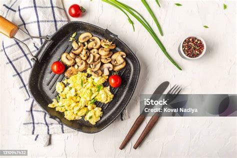 Buatan Sendiri Sarapan Sehat Telur Orakarik Dengan Jamur Dan Keju