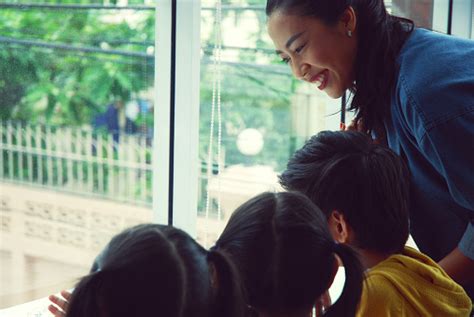 교사는 휴일 주말에 세 자녀를 흰 종이에 그림을 가르치고 있다 배경 흐림 교사 교육 관련 직업에 대한 스톡 사진 및 기타 이미지