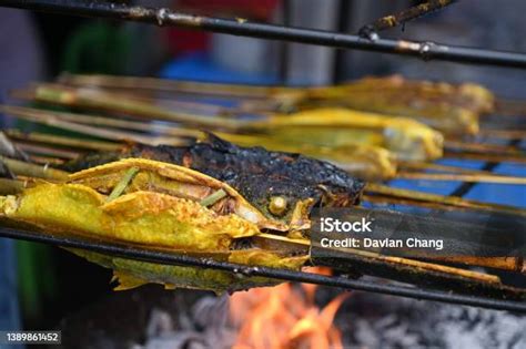 Bazaar Ramadhan Melayu Di Malaysia Dengan Banyak Makanan Lezat Di Bawah