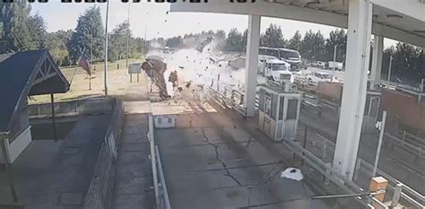 Impactante choque y explosión en Chile un joven murió tras chocar su auto contra un peaje a