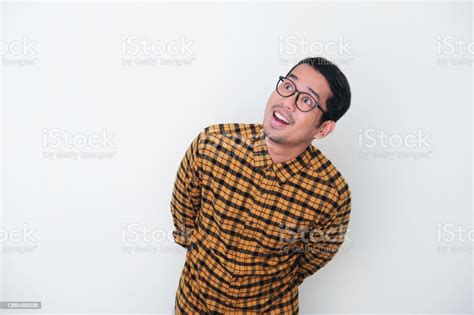 노란 플란넬 셔츠를 입은 성인 아시아 남자 놀란 표정으로 그 위에 바라보는 모습 남자에 대한 스톡 사진 및 기타 이미지 남자