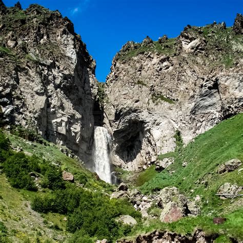 风景高清图片与草在小山的山风景。山地景观。山地植被 山上长满草的山景。山地景观。风景名胜免费下载格式2042像素编号