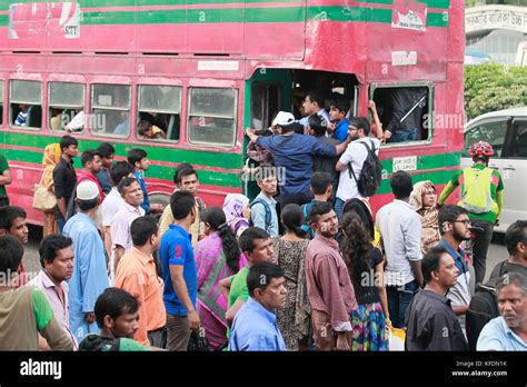 Les Gens Du Bangladesh Tente De Monter Dans Un Bus Bondé De Voyage D