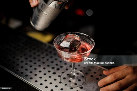 바텐더 칵테일 글라스에 셰이 커에서 주류 캄 파리를 붓는 가린 얼굴에 대한 스톡 사진 및 기타 이미지 가린 얼굴 나이트클럽 남자 Istock