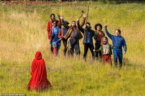 Fotos do set de Branca de Neve mostram versões live action dos 7 anões