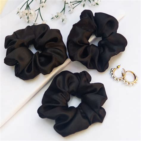 Scrunchie de cetim Preto Bela Moça