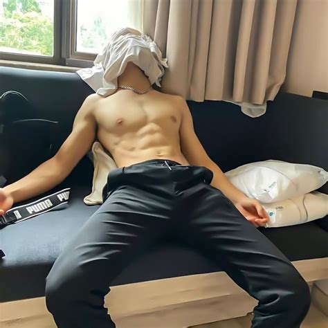 ปักพินโดย Xxx ใน Ref ในปี 2025 ผู้ชายหล่อ หนุ่มน่ารัก เรือนร่างชายหนุ่ม