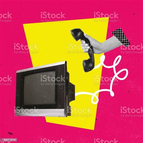 현대 미술 콜라주 레트로 Tv 세트와 전화 핸드셋 고립 된 Oevr 밝은 분홍색 배경 텔레비전에 대한 스톡 사진 및 기타 이미지
