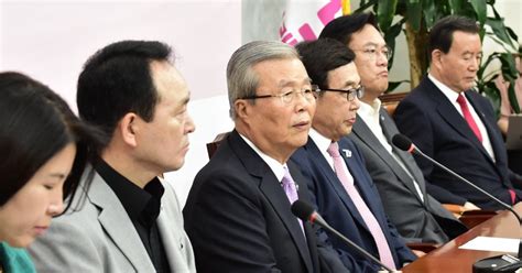 머니s포토 통합당 비대위·중진의원 연석회의 발언하는 김종인