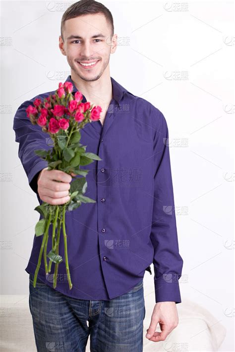 年轻男子送花