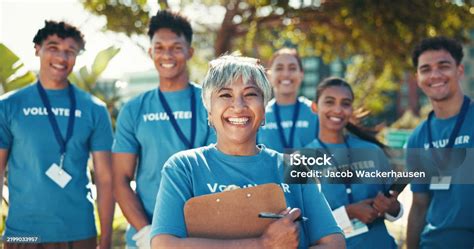 자선 리더십 및 자원 봉사 팀의 초상화 지역 사회 음식 드라이브 또는 기부를 위해 공원에서 야외 Ngo 또는 비영리 단체를 위한 복지 활동가로서 사람들과 함께 하는 행동주의