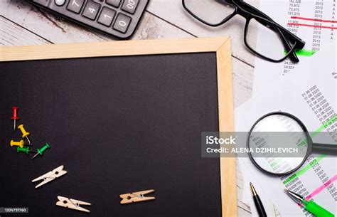 바탕 화면에는 계산기 보고서 안경 돋보기 펜 및 텍스트를 삽입 할 수있는 보드가 있습니다 템플렛 비즈니스 컨셉 0명에 대한 스톡
