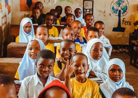 Un Groupe D Enfants Africains Heureux Dans Une Salle De Classe Souriant Photo Premium