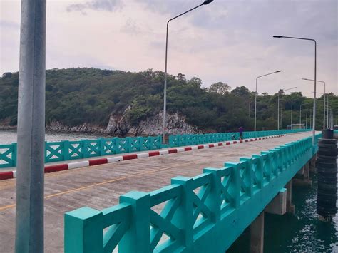 สะพานท่าเทียบเรือแหลมงู ที่พักเกาะสีชัง นิวตรอน บังกะโล