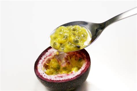 トロピカルフルーツ「パッションフルーツ」はどんな味？食べ頃の見分け方＆食べ方を誰でもできる方法で解説 プロしか知らないオイシイfood情報