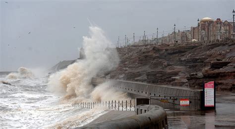 英国突发暴雨致火车瘫痪飞机被困 组图 图片中国 中国网