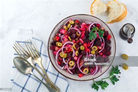 Vinegrettraditsionny 러시아와 비트 양파 감자 오이와 파슬리와 우크라이나 야채 샐러드 선택적 초점 맨 위