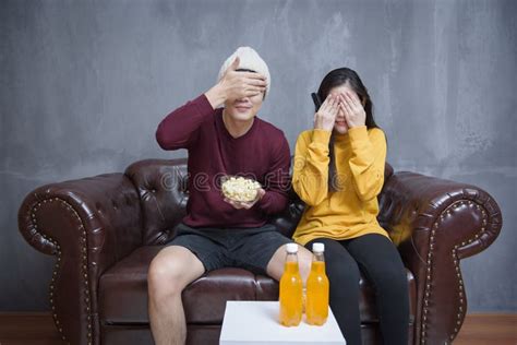Feliz Pareja Se Queda En Casa Viendo Películas Foto De Archivo Imagen