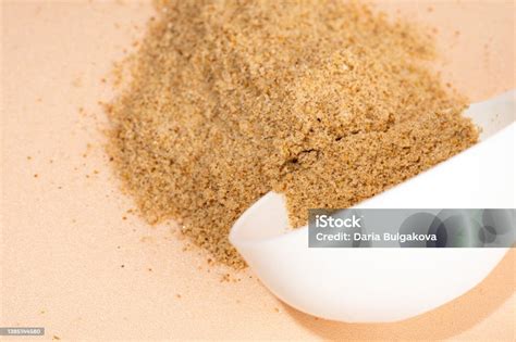 식이 보조 제의 혼합물 베이지 색 배경에 식이 섬유의 흰색 스쿱 식이 초본 보충 교재 창 자 건강에 대 한 생물학적활성 첨가제 상단 보기 클로즈업 가루로 빻은에 대한 스톡