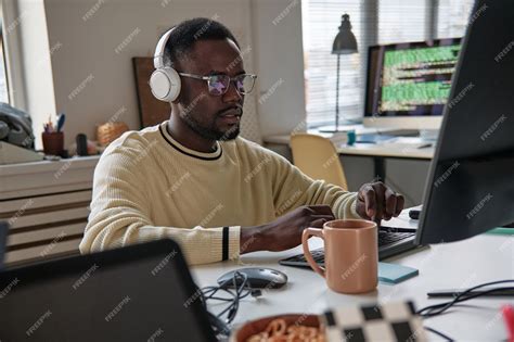 Hombre Programando En Computadora Portátil Foto Premium
