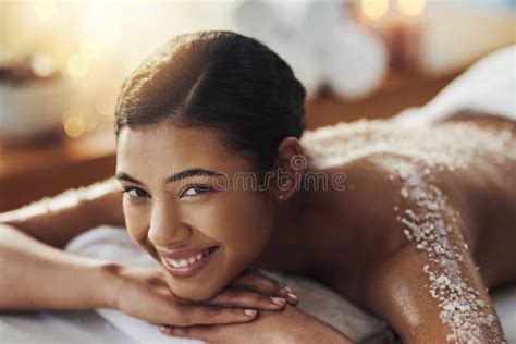 Rostro Y Retrato De Mujer Feliz En El Spa Para Masaje De Espalda