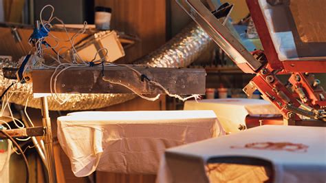 인쇄 스크리닝 장치 양잠 생산 공정 디자인 스튜디오에서 실크 스크린 방법으로 티셔츠에 이미지를 인쇄합니다 선택적 초점 사진 0명에 대한 스톡 사진 및 기타 이미지 Istock