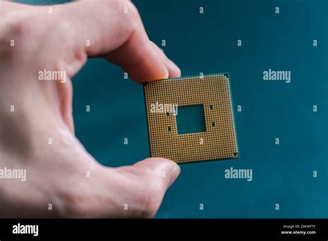Hand Holding Cpu Coonsumer 7 Nanometer Desktop Cpu Processoor