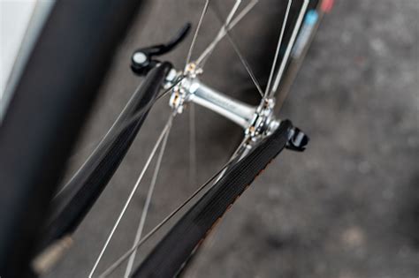 로드 자전거 프런트 휠 허브 위치 N 스포크와 림이 있는 포크 0명에 대한 스톡 사진 및 기타 이미지 0명 가장자리 강철 Istock