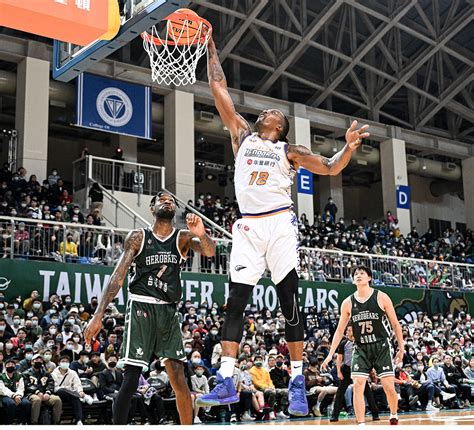 Dwight Howard Among 12 Ejected In On Court Brawl In Taiwan