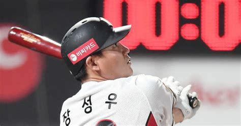 사진 솔로포 장성우승리의 쐐기를 박는 홈런