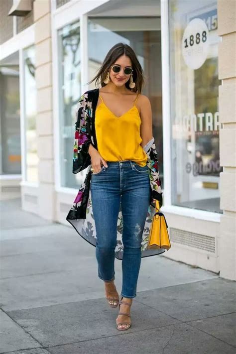 15 Outfits Con Blusitas De Satín Que Te Harán Vibrar Alto
