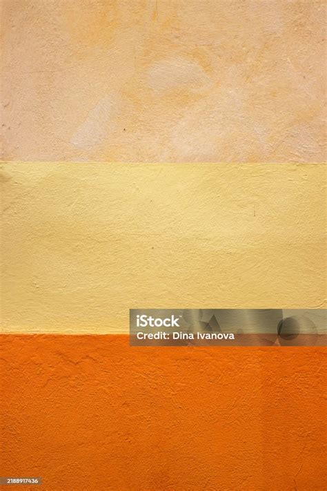 오렌지 옐로우 베이지색의 수평 색상 부분이 있는 생생한 추상 질감의 다채로운 페인트 벽은 디자인 또는 현대 미술 개념의 단순함 질감 및 대칭을 상징합니다 복사 공간 0명에