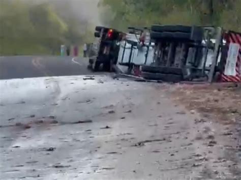 Carreta Carregada De Etenol Tomba Na Br 101 Entre Eunápolis E Itabela